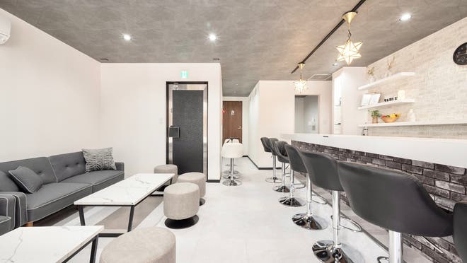 【東梅田/大阪駅すぐ】最大30名🎉バーの雰囲気🦋ワンフロアの貸切贅沢空間✨120㌅巨大スクリーン🎥飲食持込🆗/Table8の写真16