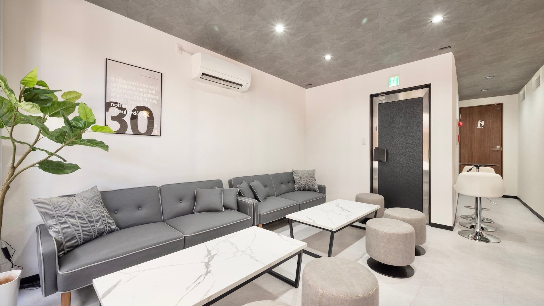 【東梅田/大阪駅すぐ】最大30名🎉バーの雰囲気🦋ワンフロアの貸切贅沢空間✨120㌅巨大スクリーン🎥飲食持込🆗／Table8の写真15