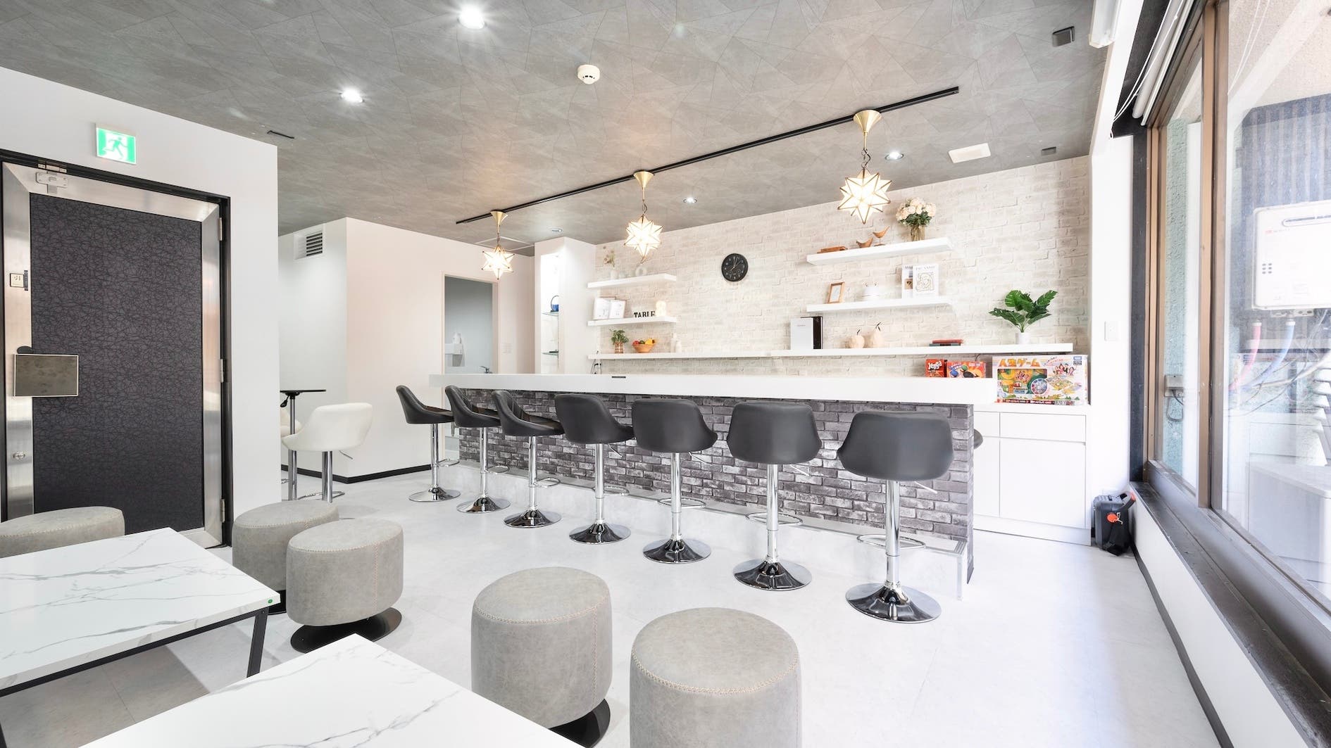 【東梅田/大阪駅すぐ】最大30名🎉バーの雰囲気🦋ワンフロアの貸切贅沢空間✨120㌅巨大スクリーン🎥飲食持込🆗／Table8の写真7