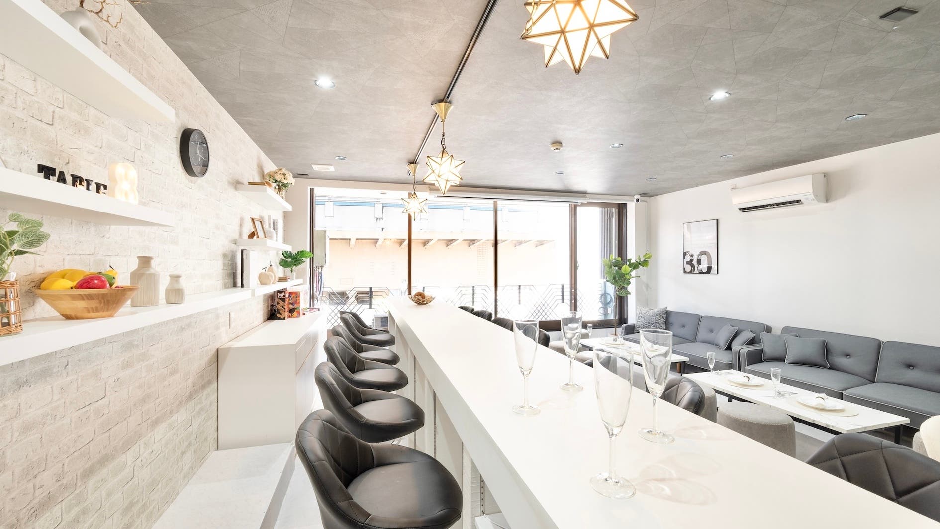 【東梅田/大阪駅すぐ】最大30名🎉バーの雰囲気🦋ワンフロアの貸切贅沢空間✨120㌅巨大スクリーン🎥飲食持込🆗／Table8の写真14