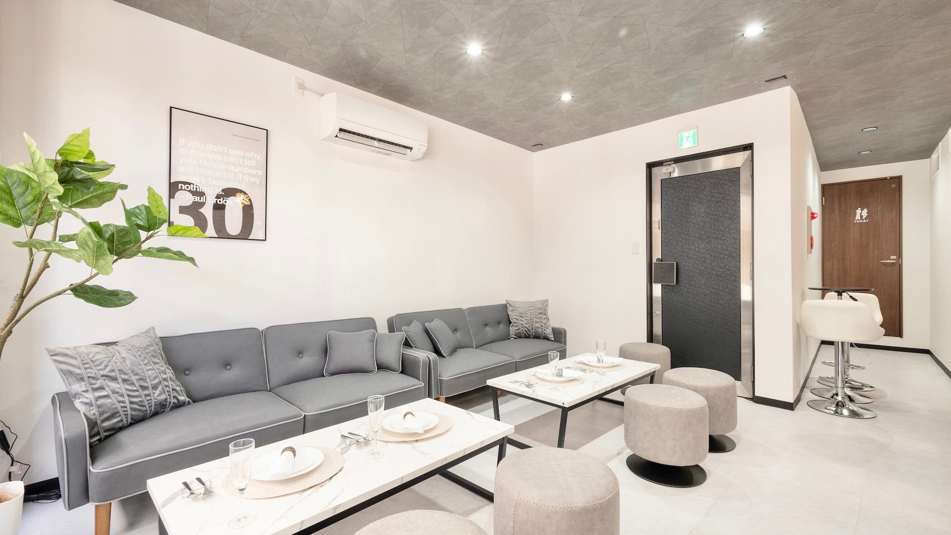 【東梅田/大阪駅すぐ】最大30名🎉バーの雰囲気🦋ワンフロアの貸切贅沢空間✨120㌅巨大スクリーン🎥飲食持込🆗／Table8の写真4