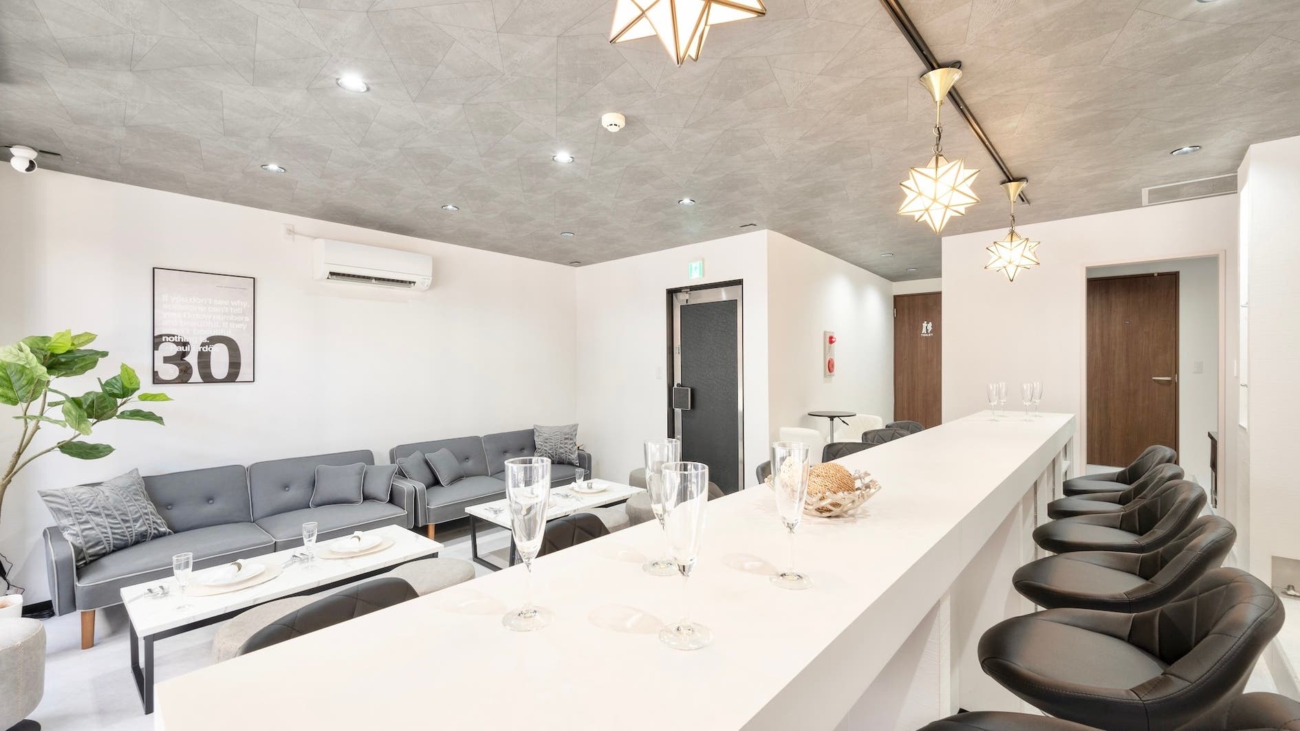 【東梅田/大阪駅すぐ】最大30名🎉バーの雰囲気🦋ワンフロアの貸切贅沢空間✨120㌅巨大スクリーン🎥飲食持込🆗／Table8の写真17