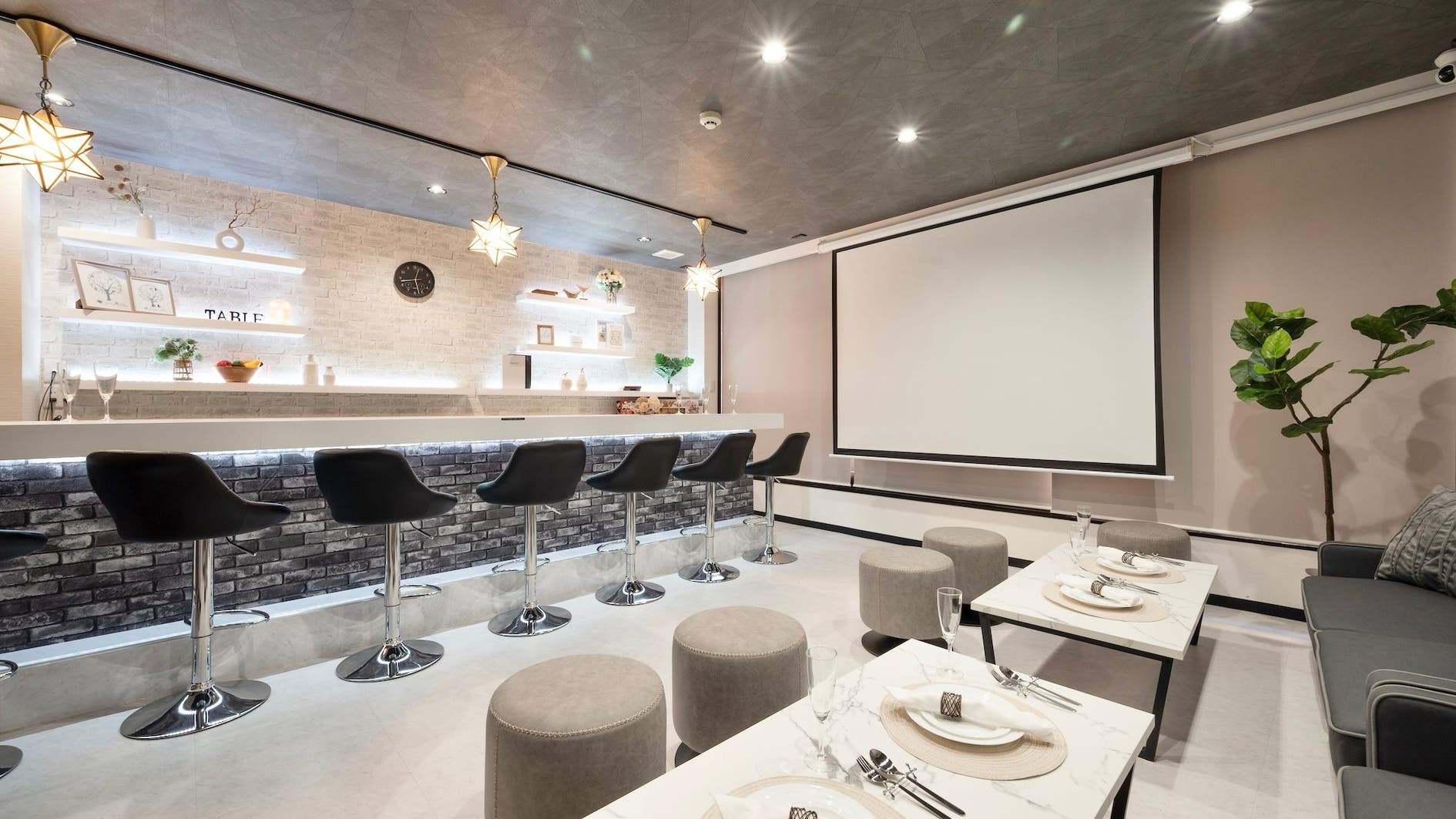 【東梅田/大阪駅すぐ】最大30名🎉バーの雰囲気🦋ワンフロアの貸切贅沢空間✨120㌅巨大スクリーン🎥飲食持込🆗／Table8の写真6