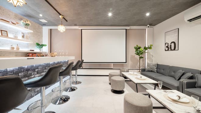 【東梅田/大阪駅すぐ】最大30名🎉バーの雰囲気🦋ワンフロアの貸切贅沢空間✨120㌅巨大スクリーン🎥飲食持込🆗/Table8の写真2