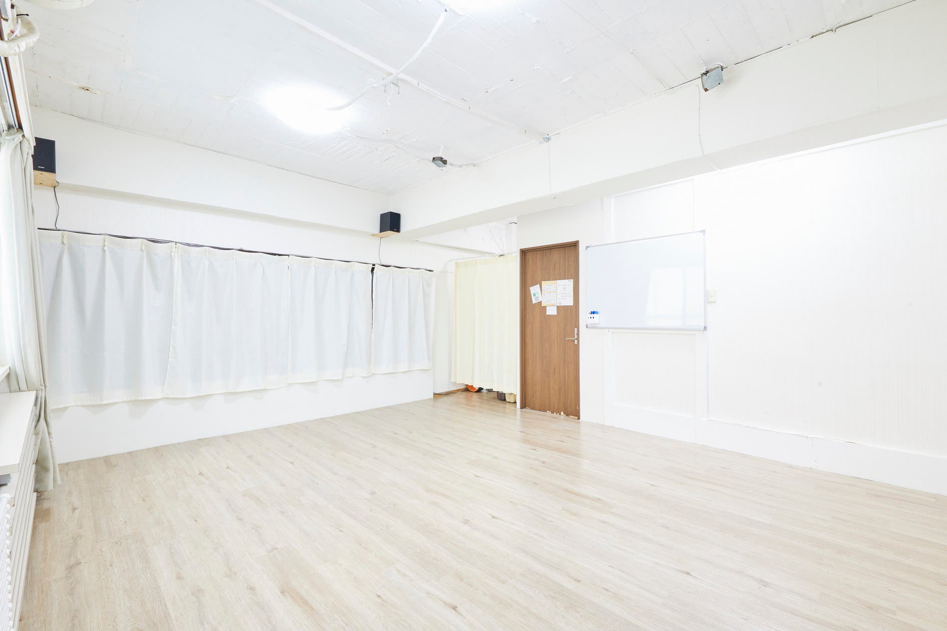 65型モニター⭐️エステベット3台設置⭐️壁一面ミラー&ヨガマット有⭐️スタジオやセミナーなどに最適なフリースペース⭐️の写真5