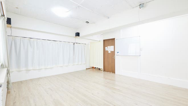 65型モニター⭐️エステベット3台設置⭐️壁一面ミラー&ヨガマット有⭐️スタジオやセミナーなどに最適なフリースペース⭐️の写真5