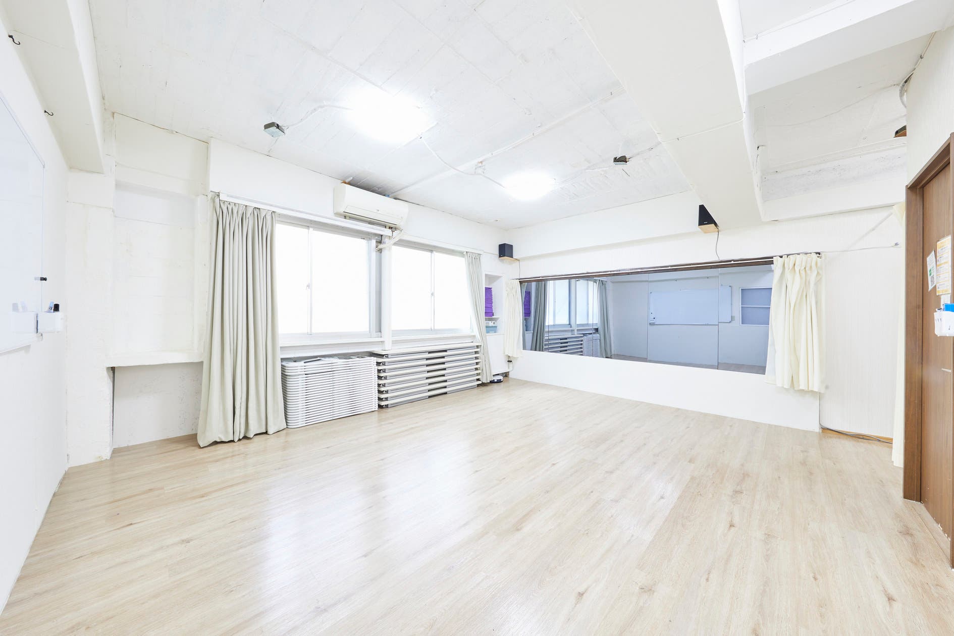 65型モニター⭐️エステベット3台設置⭐️壁一面ミラー&ヨガマット有⭐️スタジオやセミナーなどに最適なフリースペース⭐️の写真6