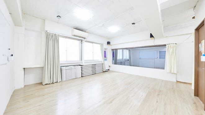 65型モニター⭐️エステベット3台設置⭐️壁一面ミラー&ヨガマット有⭐️スタジオやセミナーなどに最適なフリースペース⭐️の写真6