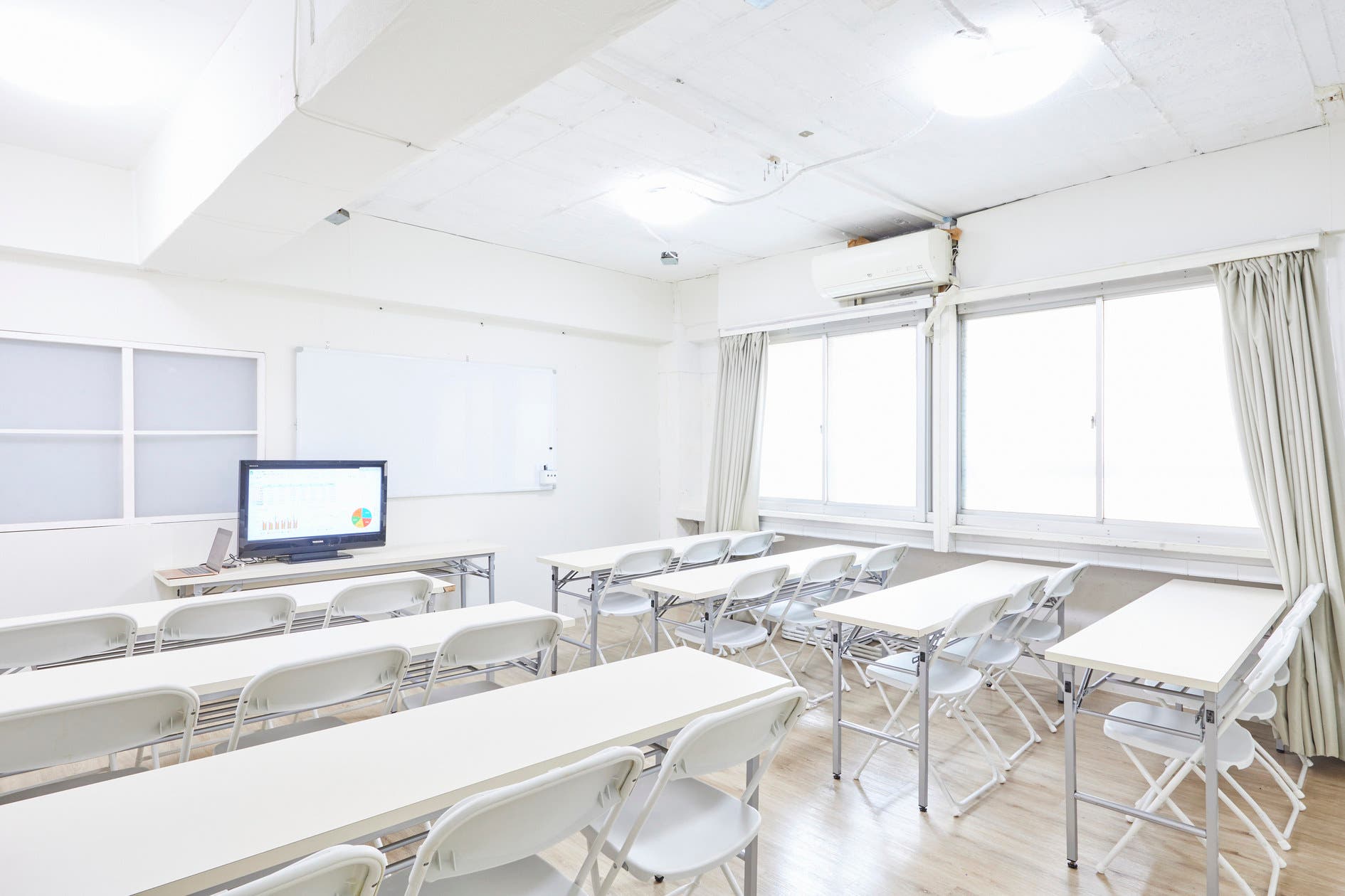 65型モニター⭐️エステベット3台設置⭐️壁一面ミラー&ヨガマット有⭐️スタジオやセミナーなどに最適なフリースペース⭐️の写真8