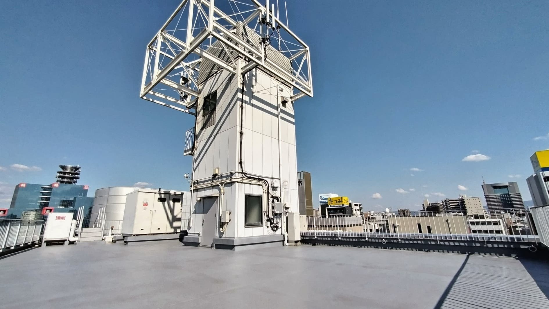 大阪・梅田周辺の高層ビル群をバックにした都会的なシーン撮影に最適なロケーション！の写真6