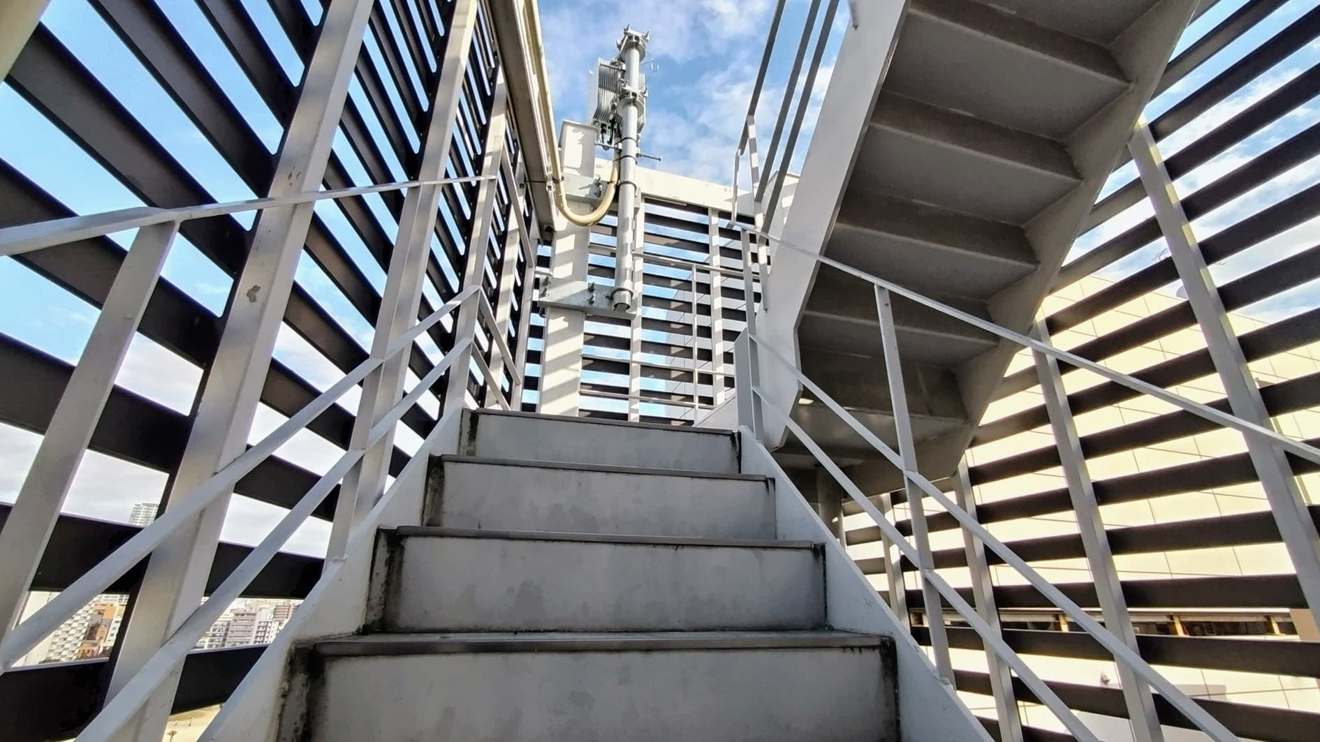 大阪・梅田周辺の高層ビル群をバックにした都会的なシーン撮影に最適なロケーション！の写真13