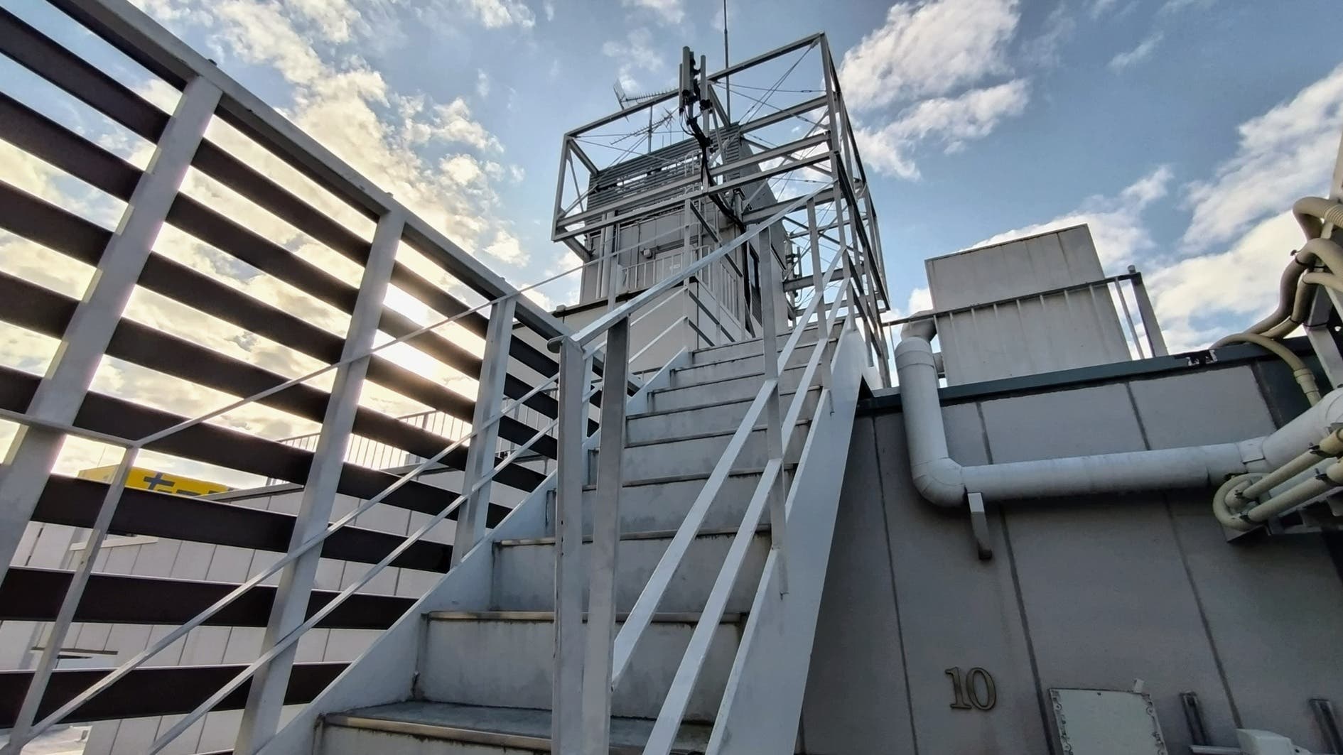 大阪・梅田周辺の高層ビル群をバックにした都会的なシーン撮影に最適なロケーション！の写真12