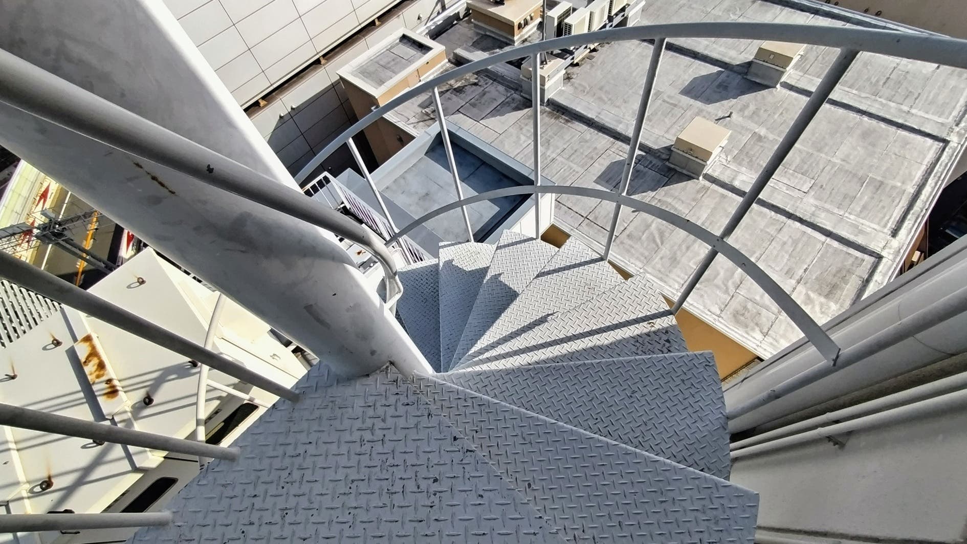 大阪・梅田周辺の高層ビル群をバックにした都会的なシーン撮影に最適なロケーション！の写真11