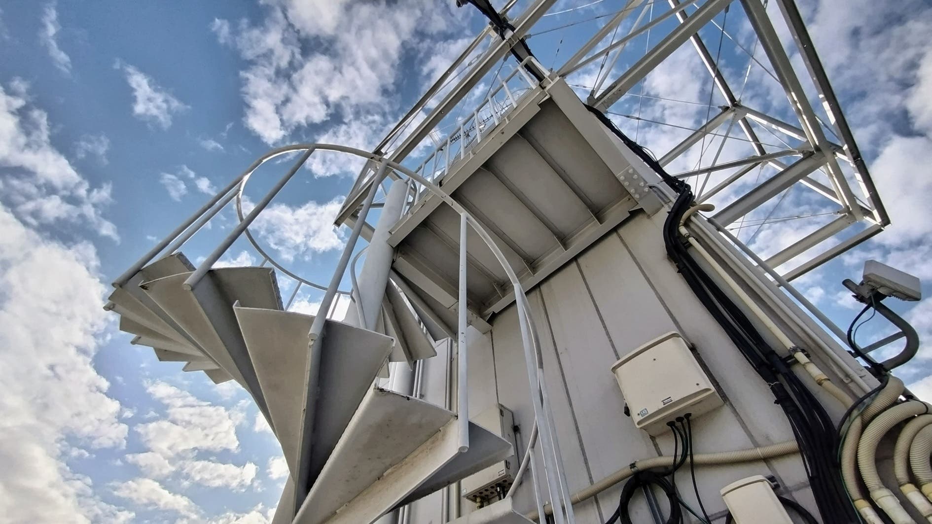 大阪・梅田周辺の高層ビル群をバックにした都会的なシーン撮影に最適なロケーション！の写真10