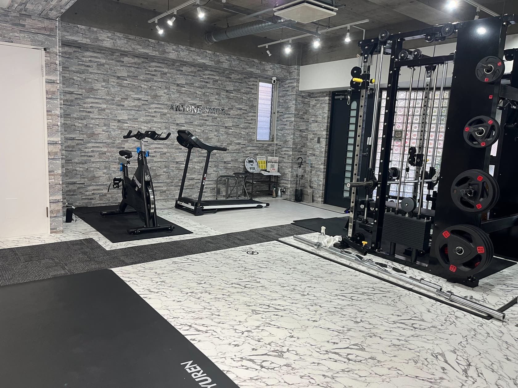 【五反田駅東口 徒歩3分】完全個室・広々34㎡・24時間営業・高品質マシン完備・有酸素マシン完備の写真1