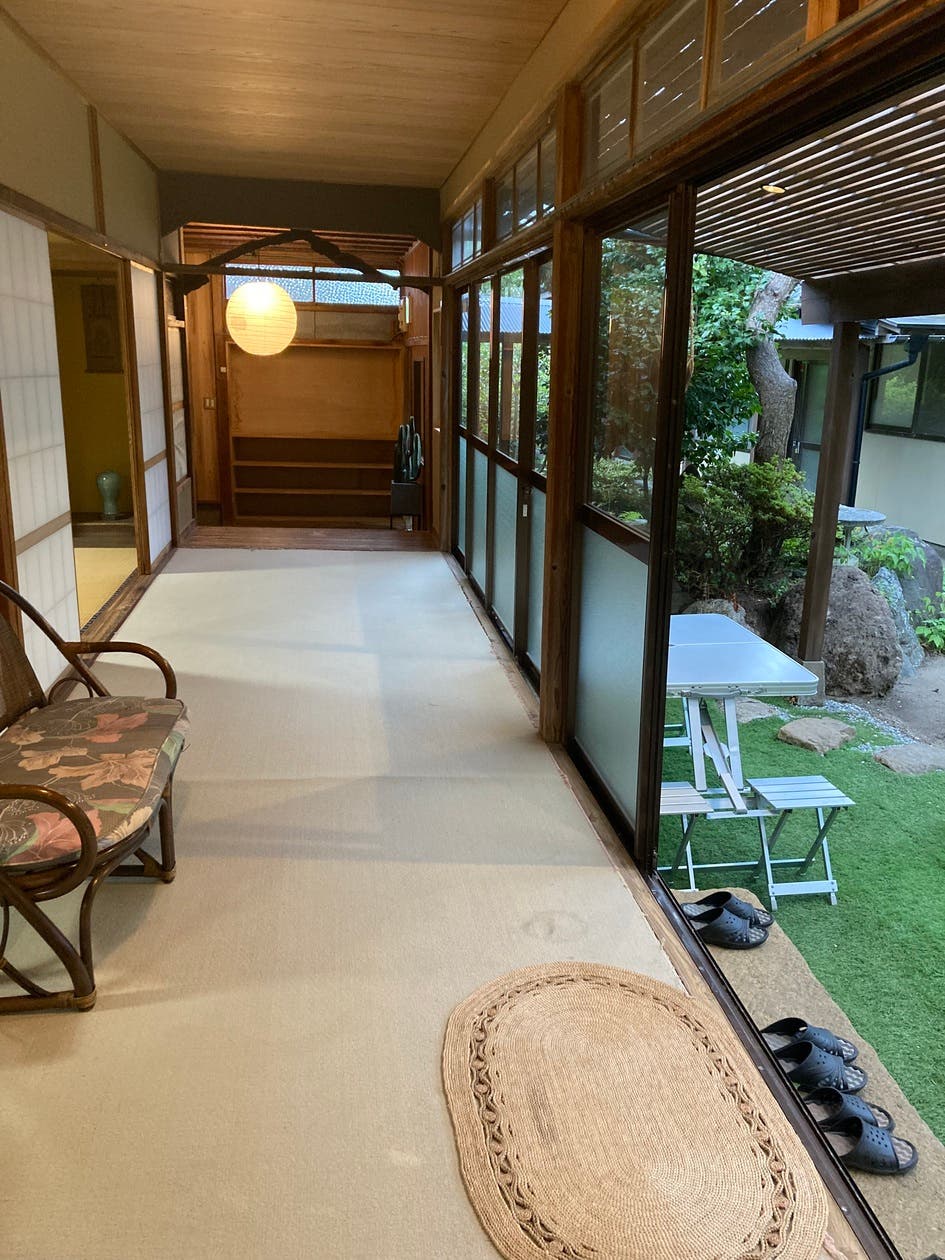 多目的スペース　廊下を挟んで照明、屋根付きの空間がある大人数での使用可能なレンタルスペースの写真9