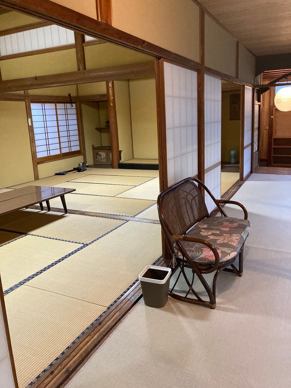 多目的スペース　廊下を挟んで照明、屋根付きの空間がある大人数での使用可能なレンタルスペースの写真10