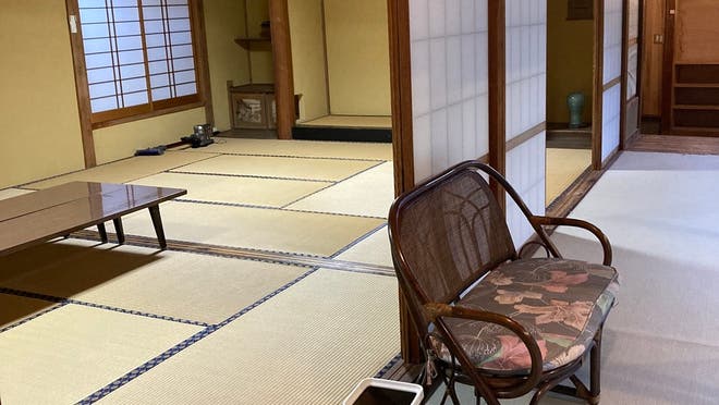 多目的スペース 廊下を挟んで照明、屋根付きの空間がある大人数での使用可能なレンタルスペースの写真10