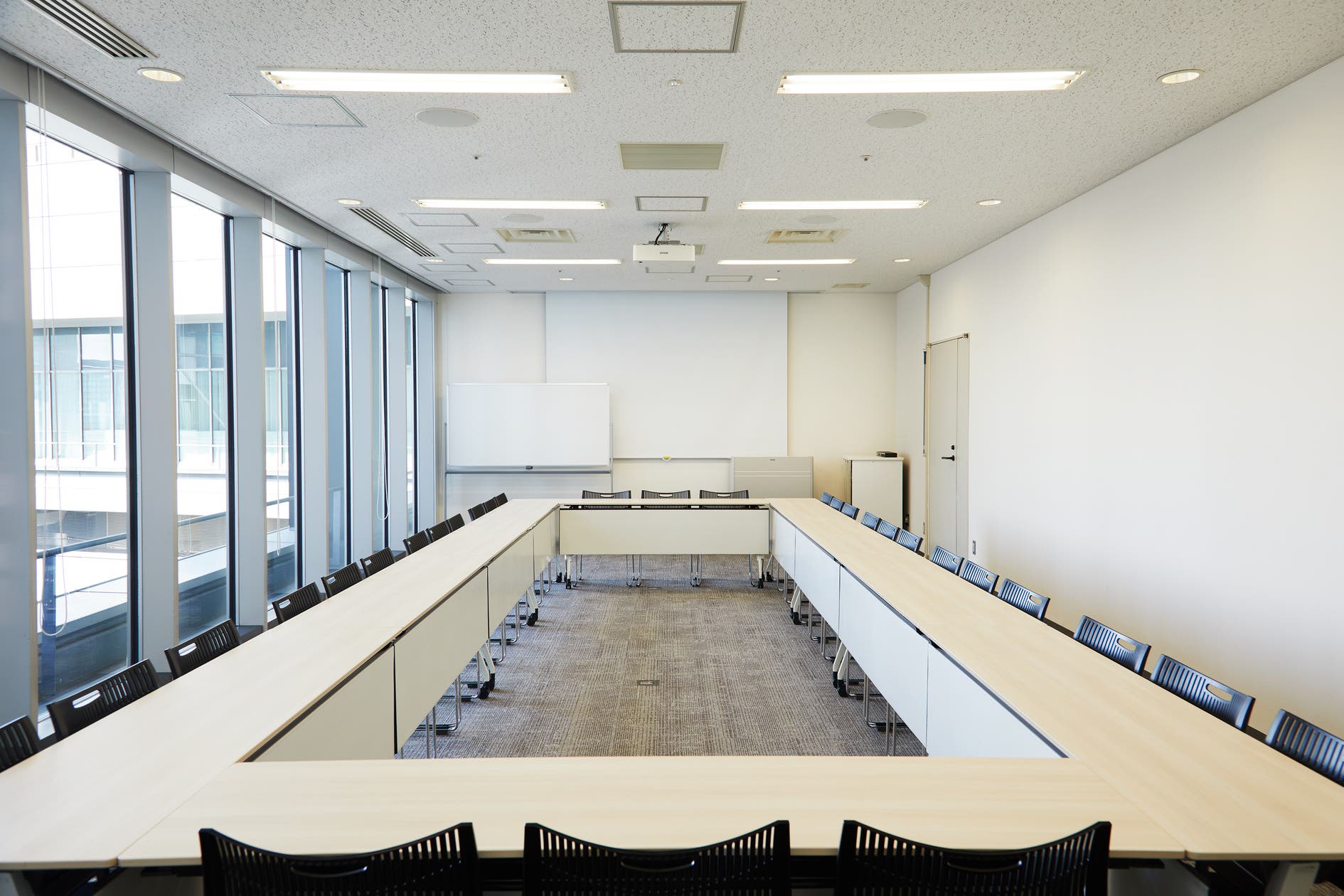 【Room D】＜直近1週間限定＆年末年始12/26～1/9限定＞渋谷駅直結　渋谷ヒカリエ内　無料Wi-Fi　飲食可の写真2