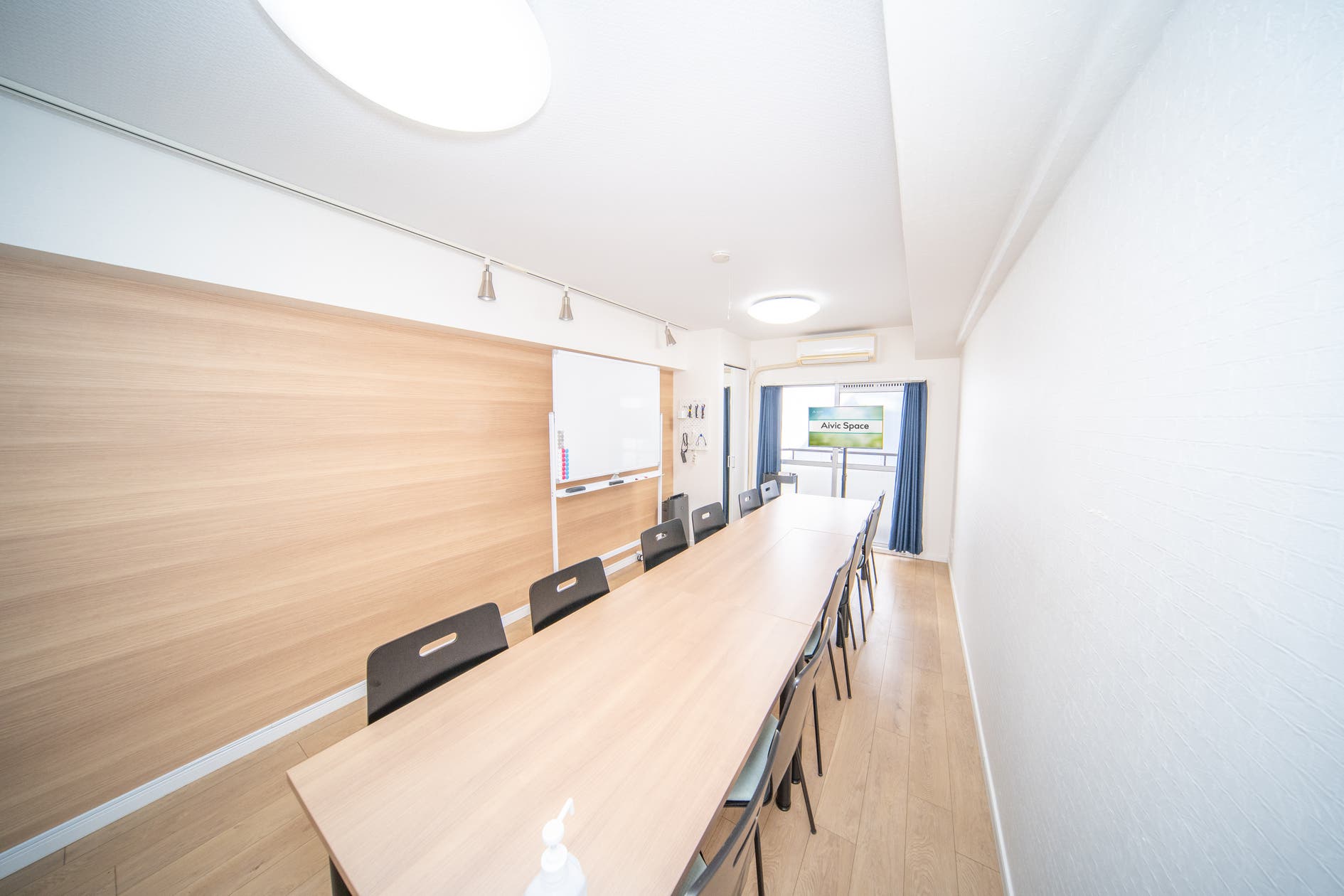 【渋谷駅3分】12席、光回線高速WiFi、モニター・ホワイトボード完備☆1日1回スタッフ完全清掃の会議室の写真1
