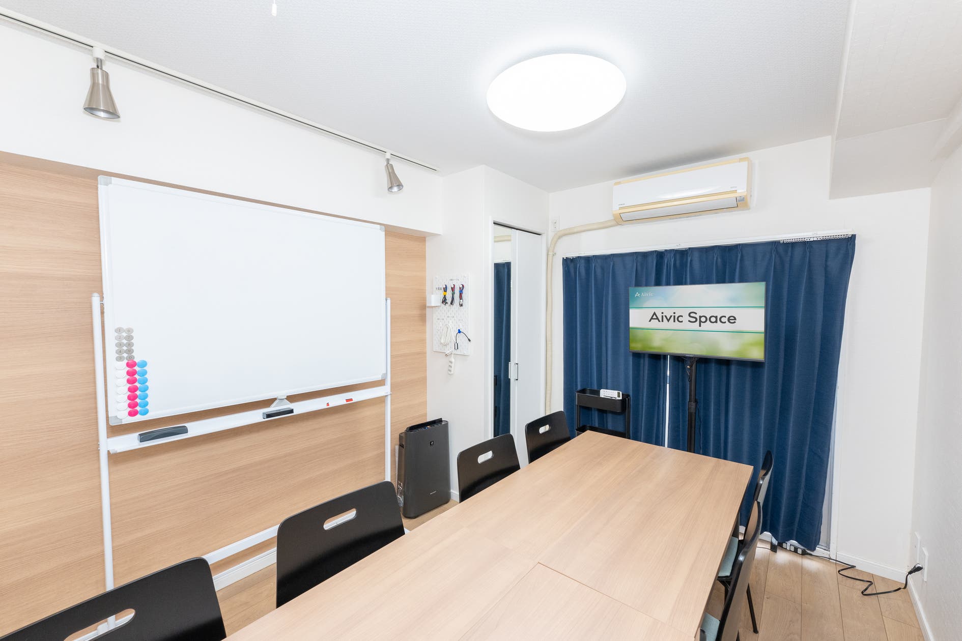 【渋谷駅3分】12席、光回線高速WiFi、モニター・ホワイトボード完備☆1日1回スタッフ完全清掃の会議室の写真3