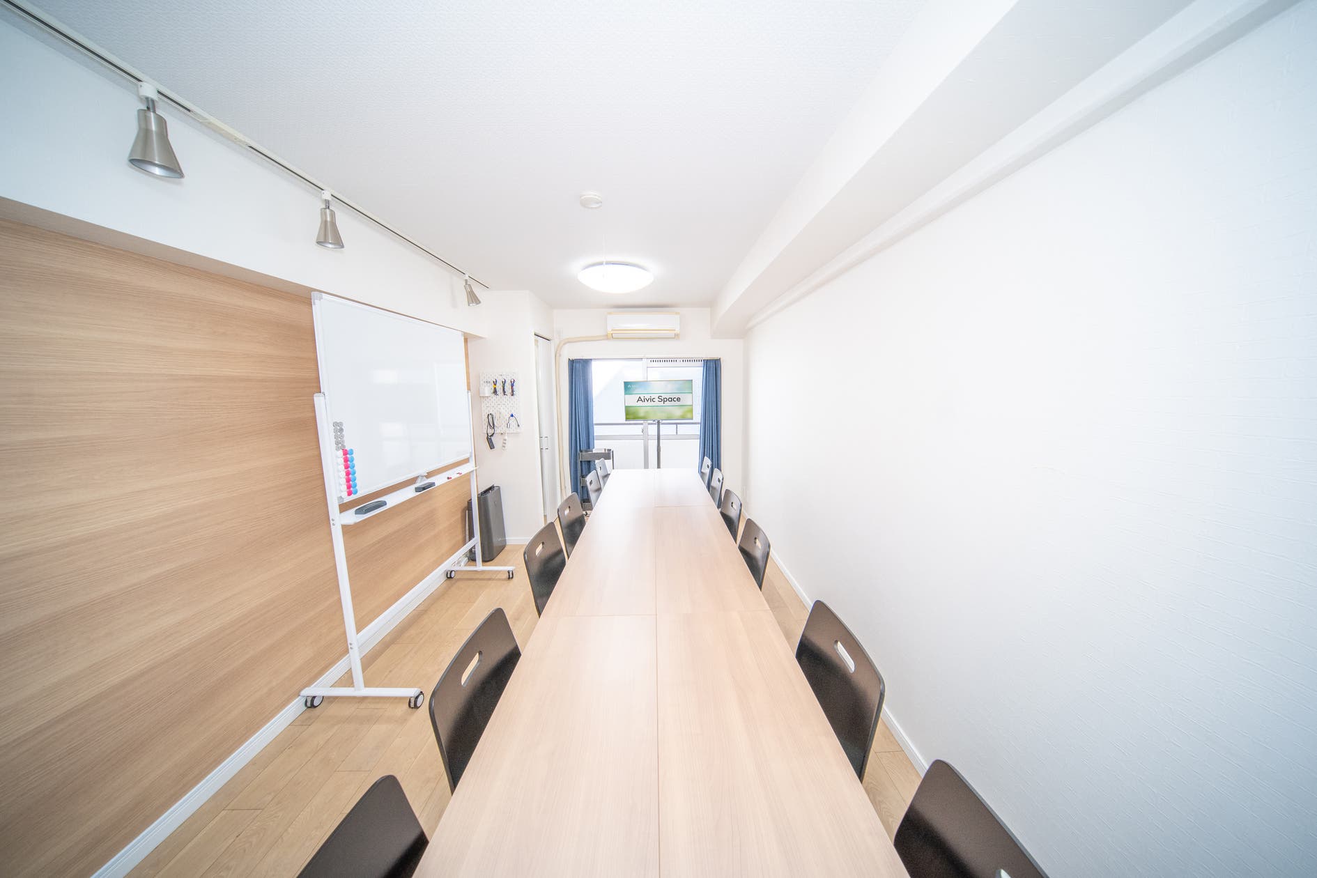 【渋谷駅3分】12席、光回線高速WiFi、モニター・ホワイトボード完備☆1日1回スタッフ完全清掃の会議室の写真4