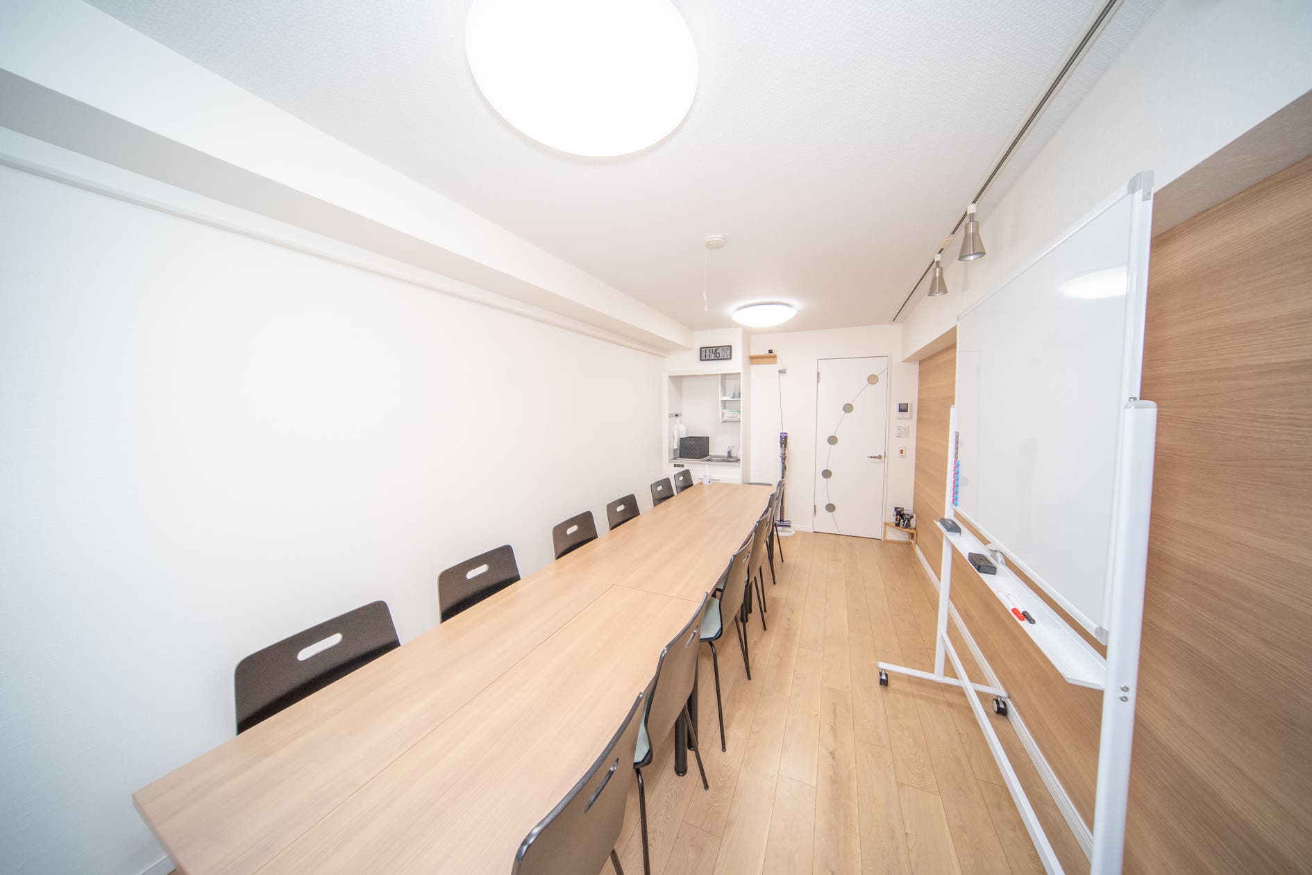【渋谷駅3分】12席、光回線高速WiFi、モニター・ホワイトボード完備☆1日1回スタッフ完全清掃の会議室の写真5