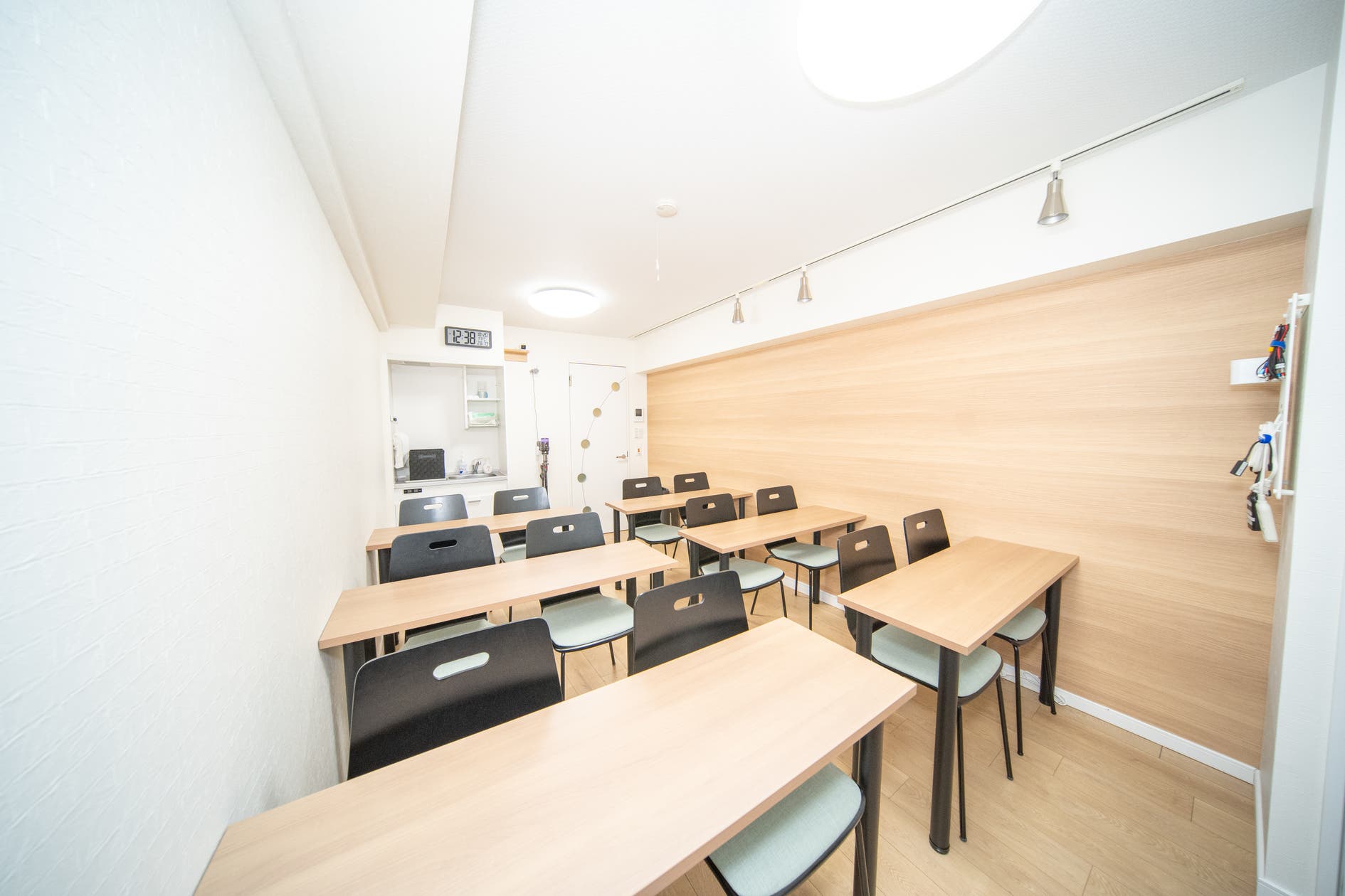 【渋谷駅3分】12席、光回線高速WiFi、モニター・ホワイトボード完備☆1日1回スタッフ完全清掃の会議室の写真8