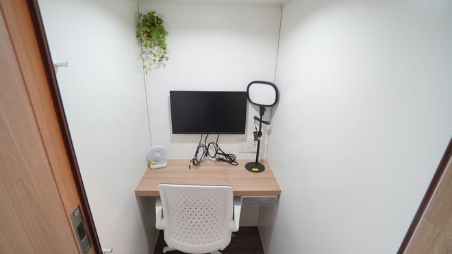 <ヒトリボックス なんば駅前No.2>高速光回線Wi-Fi📶ナノイー発生機✨モニター🖥テレワーク/ZOOM/面接/自習/作業の写真2