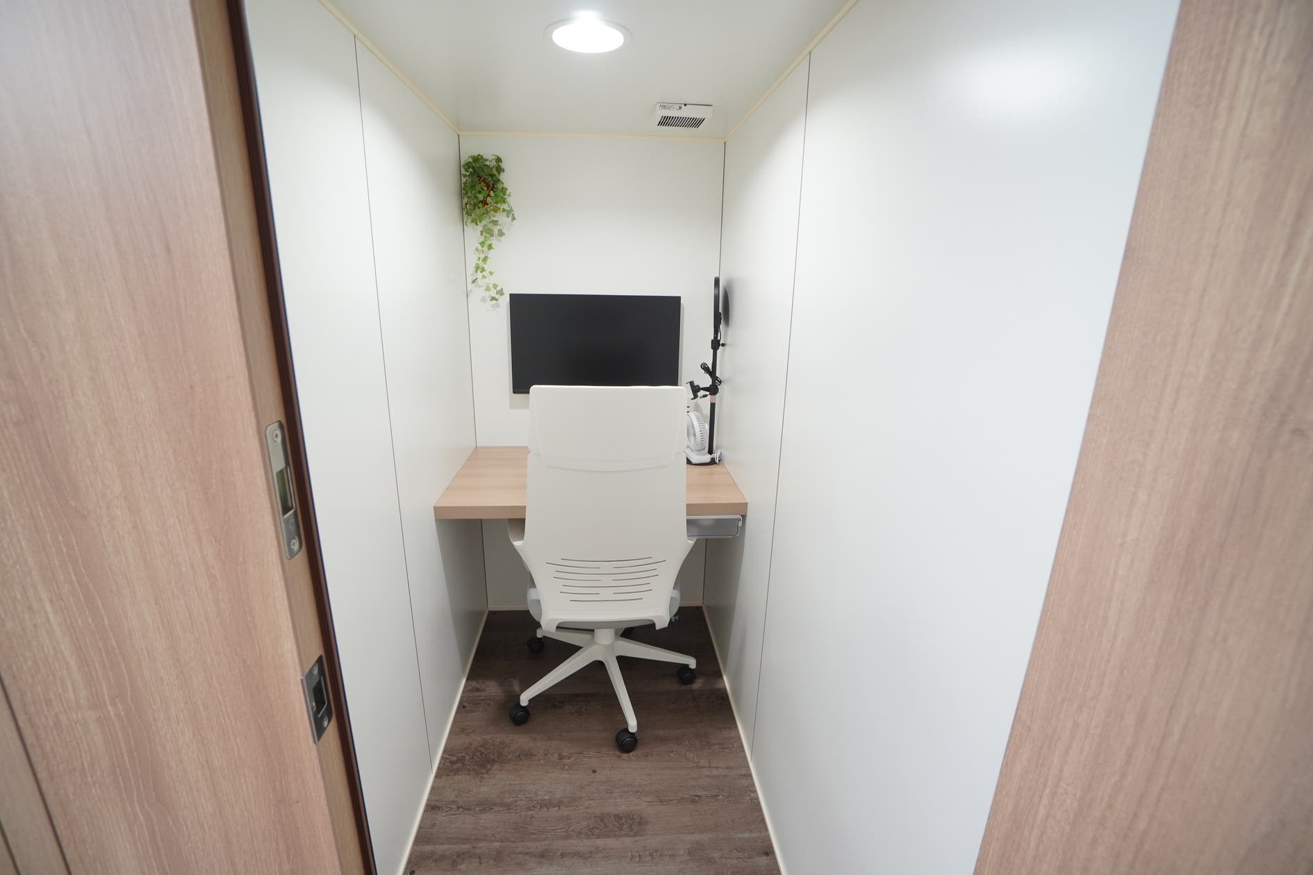 ＜ヒトリボックス なんば駅前No.6＞高速光回線Wi-Fi📶ナノイー発生機✨モニター🖥テレワーク/ZOOM/面接/自習/作業の写真6