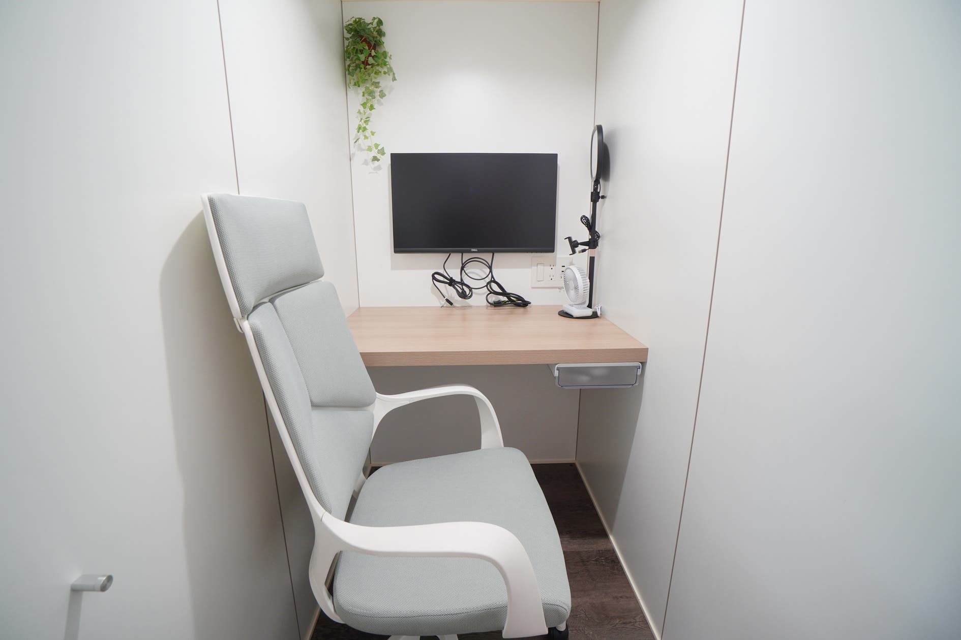 ＜ヒトリボックス なんば駅前No.7＞高速光回線Wi-Fi📶ナノイー発生機✨モニター🖥テレワーク/ZOOM/面接/自習/作業の写真5