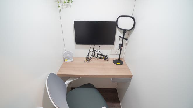 <ヒトリボックス なんば駅前No.8>高速光回線Wi-Fi📶ナノイー発生機✨モニター🖥テレワーク/ZOOM/面接/自習/作業の写真1