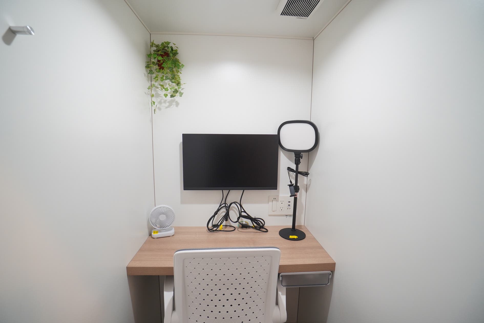 ＜ヒトリボックス なんば駅前No.8＞高速光回線Wi-Fi📶ナノイー発生機✨モニター🖥テレワーク/ZOOM/面接/自習/作業の写真5