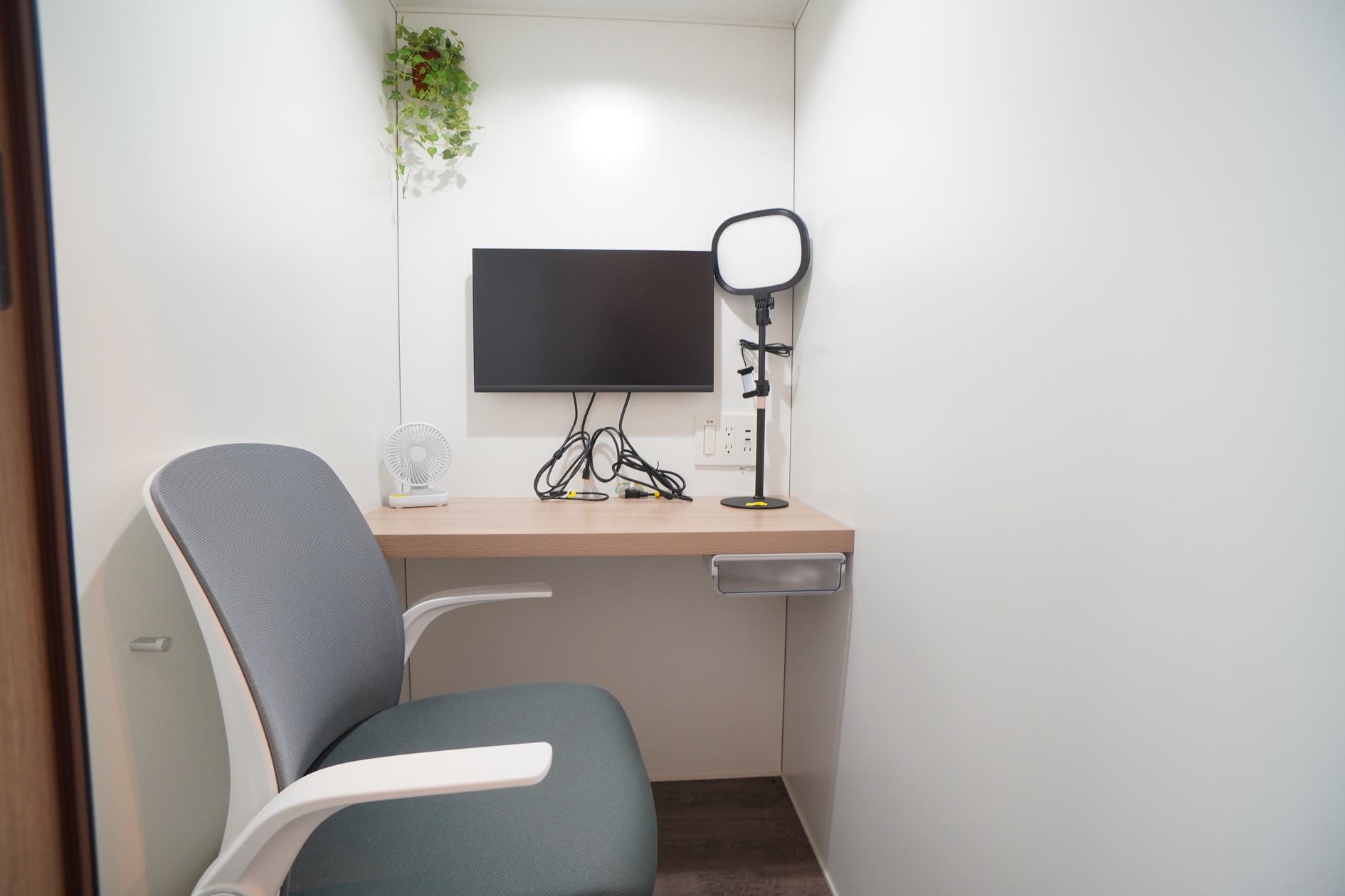 ＜ヒトリボックス なんば駅前No.8＞高速光回線Wi-Fi📶ナノイー発生機✨モニター🖥テレワーク/ZOOM/面接/自習/作業の写真6