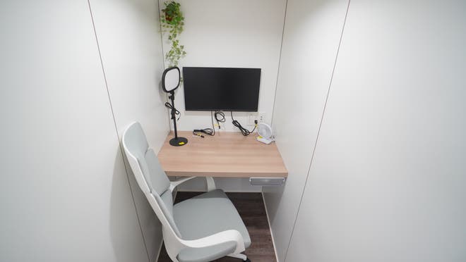 <ヒトリボックス なんば駅前No.10>高速光回線Wi-Fi📶ナノイー発生機✨モニター🖥テレワーク/ZOOM/面接/自習/作業の写真1