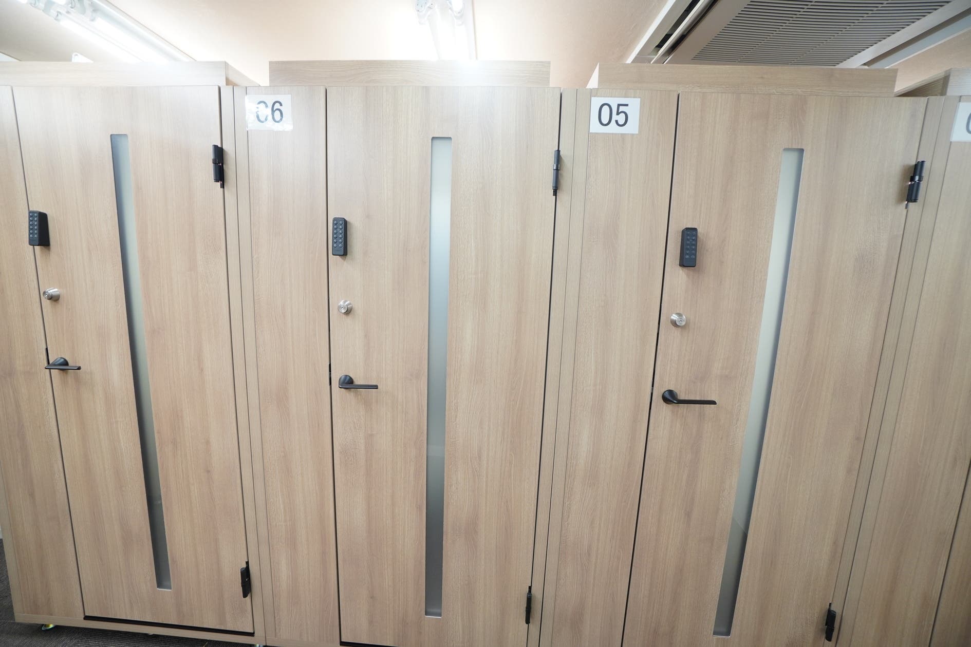 ＜ヒトリボックス なんば駅前No.6＞高速光回線Wi-Fi📶ナノイー発生機✨モニター🖥テレワーク/ZOOM/面接/自習/作業の写真7