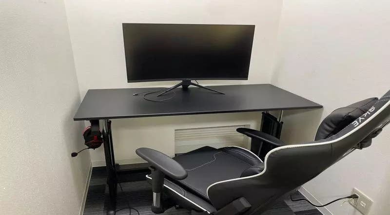 ワンコイン会議室新橋 A-15 ※ゲーミングチェア・デスクを完備してソロワークや一人作業におススメ