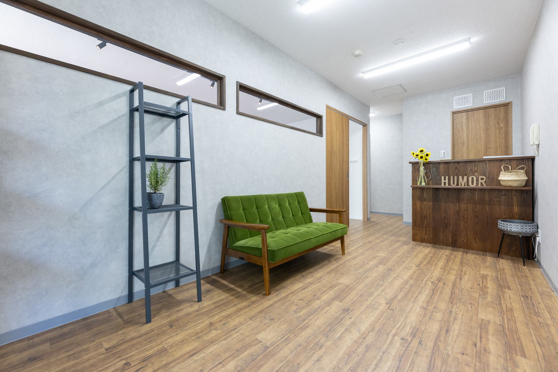 阪神西宮駅徒歩3分、JRさくら夙川駅徒歩7分。大きな窓から光が差し込む開放的な空間。ヨガやピラティスに最適な広々スペースの写真6