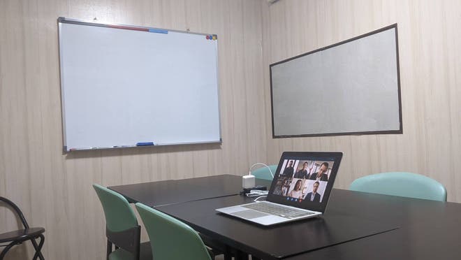 少人数でのミーティングや勉強会等に好評の会議室!完全個室なのでテレワークにも最適!コーヒーや紅茶等フリードリンクもあり◎の写真3