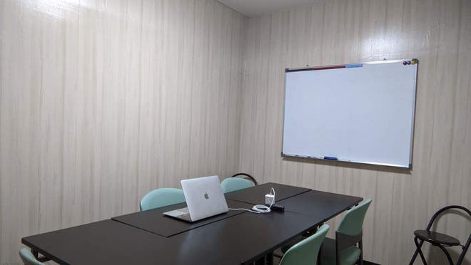 少人数でのミーティングや勉強会等に好評の会議室!完全個室なのでテレワークにも最適!コーヒーや紅茶等フリードリンクもあり◎の写真4