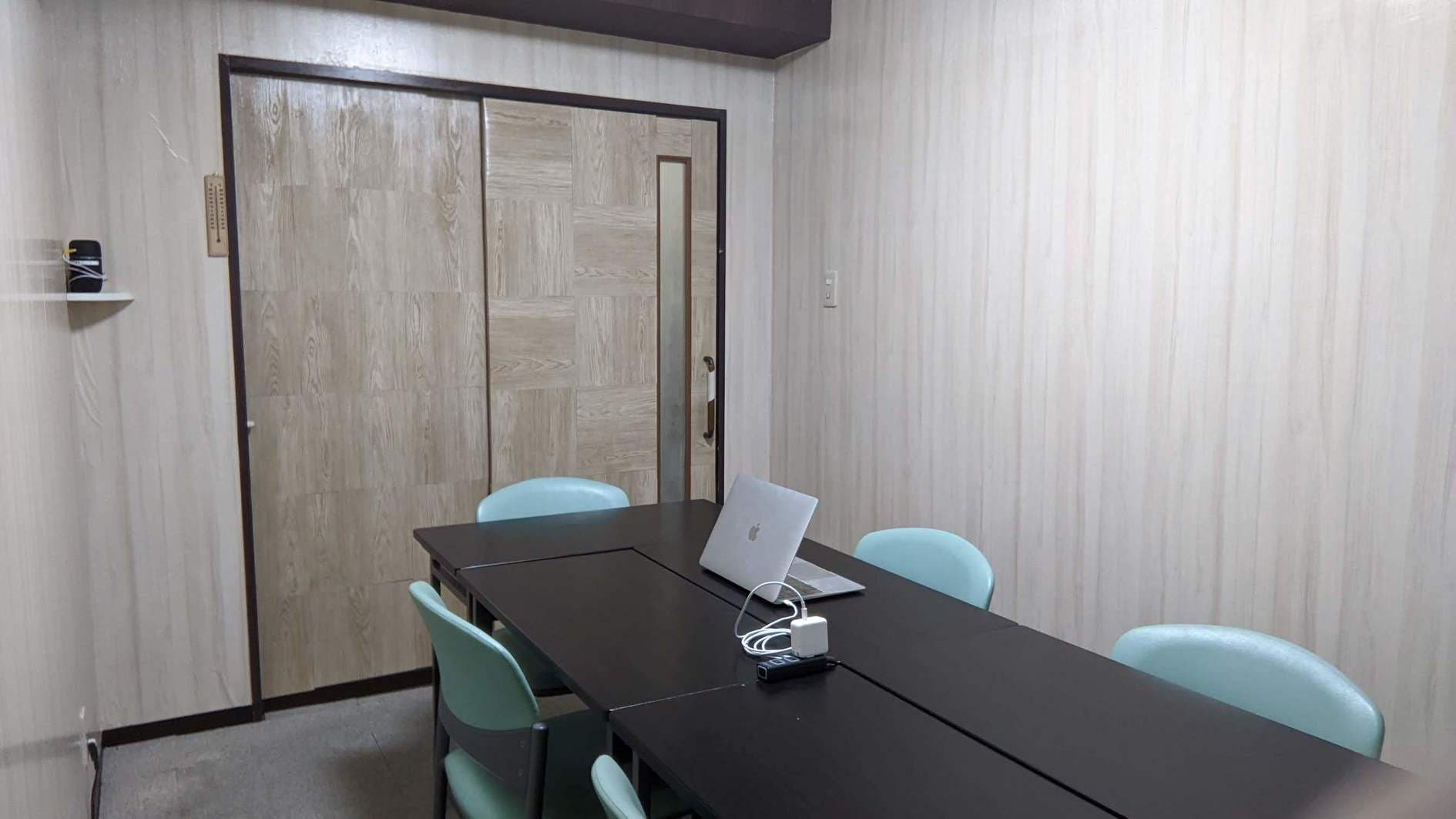 少人数でのミーティングや勉強会等に好評の会議室！完全個室なのでテレワークにも最適！コーヒーや紅茶等フリードリンクもあり◎の写真5
