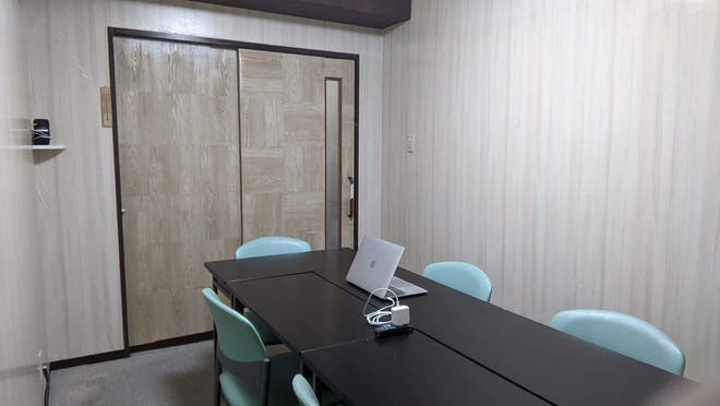 少人数でのミーティングや勉強会等に好評の会議室!完全個室なのでテレワークにも最適!コーヒーや紅茶等フリードリンクもあり◎の写真5
