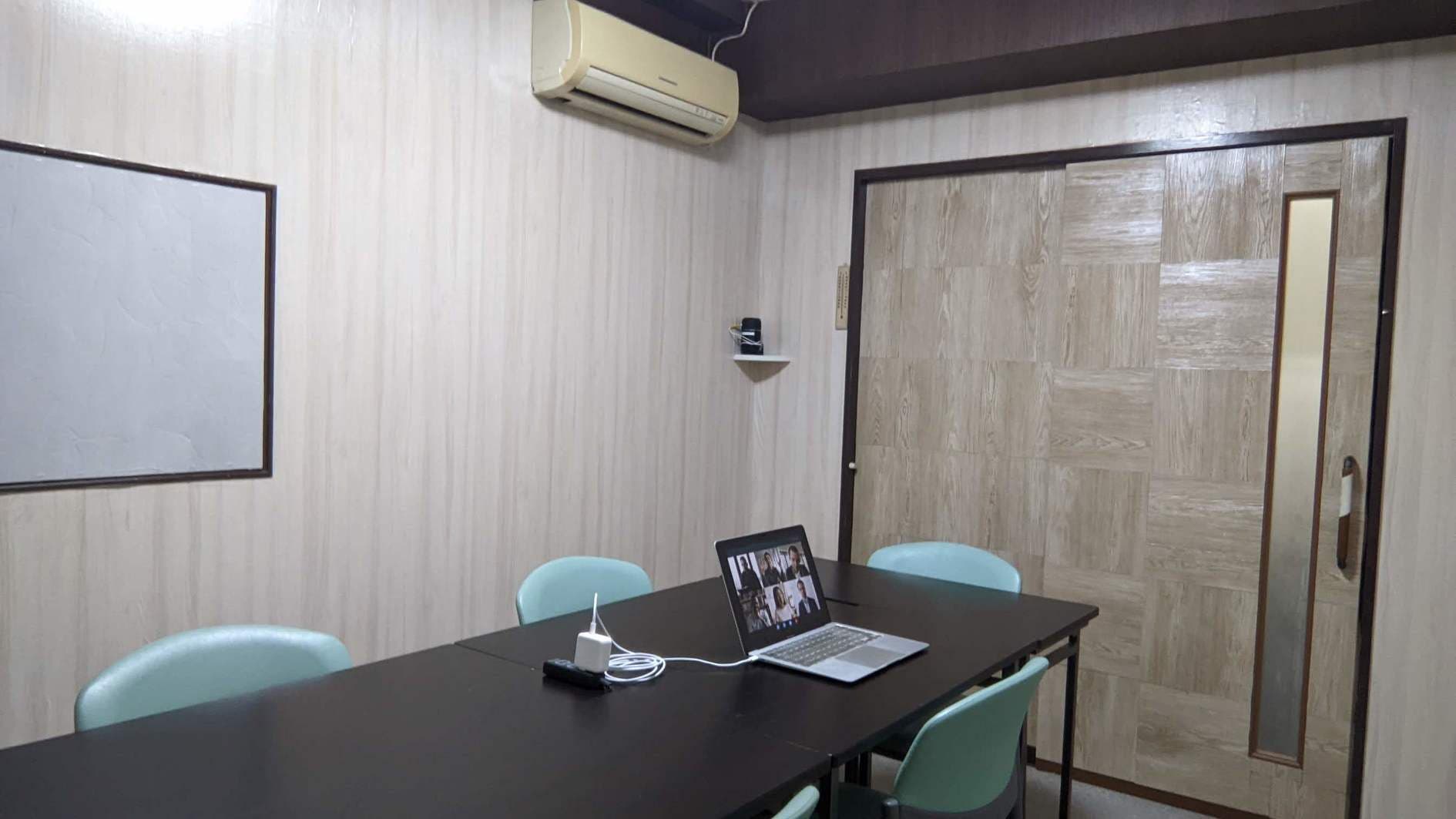 少人数でのミーティングや勉強会等に好評の会議室！完全個室なのでテレワークにも最適！コーヒーや紅茶等フリードリンクもあり◎の写真6
