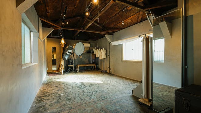 クリエイティビティが掻き立てられるオシャレなスタジオ。「撮影機材込み !」 1Fにカフェ併設の撮影スタジオ/展示会スペースの写真1