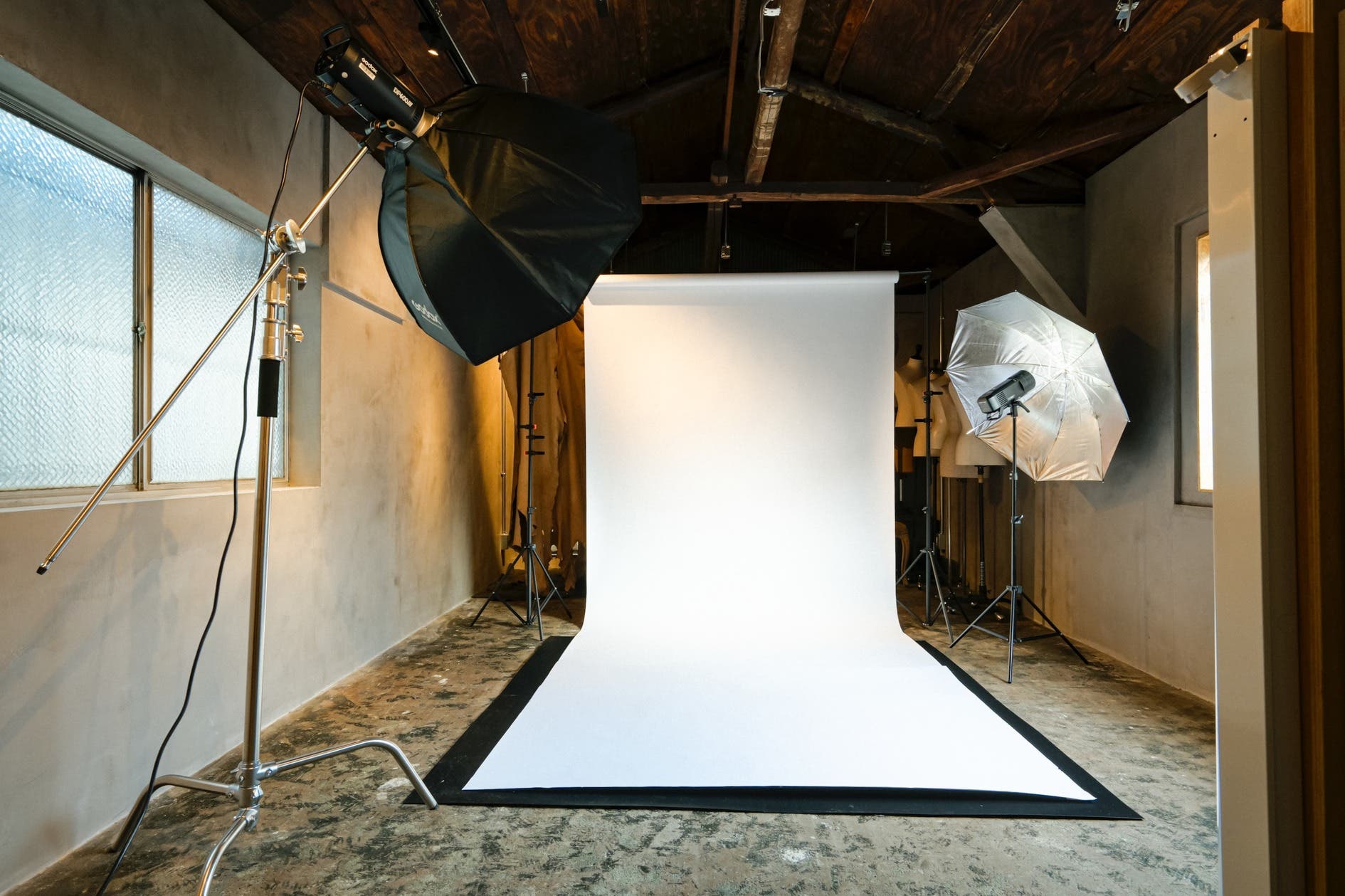 クリエイティビティが掻き立てられるオシャレなスタジオ。「撮影機材込み !」 １Fにカフェ併設の撮影スタジオ／展示会スペースの写真4