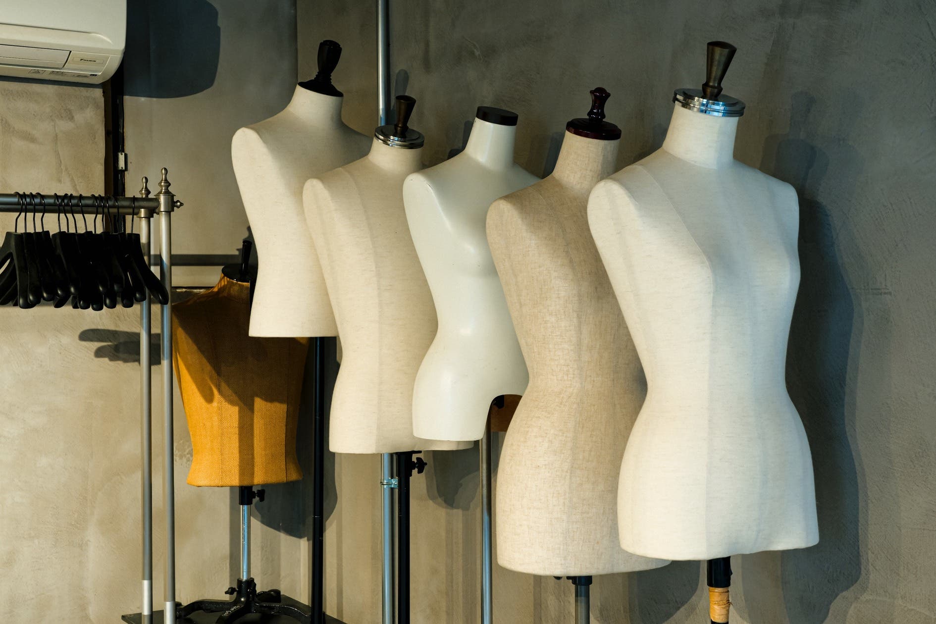 クリエイティビティが掻き立てられるオシャレなスタジオ。「撮影機材込み !」 １Fにカフェ併設の撮影スタジオ／展示会スペースの写真5