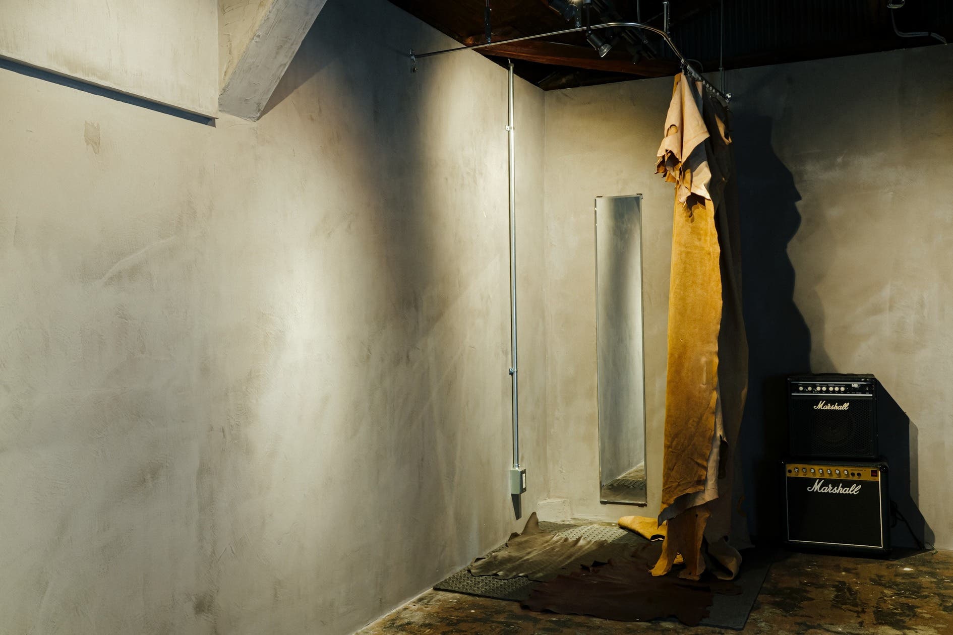 クリエイティビティが掻き立てられるオシャレなスタジオ。「撮影機材込み !」 １Fにカフェ併設の撮影スタジオ／展示会スペースの写真9