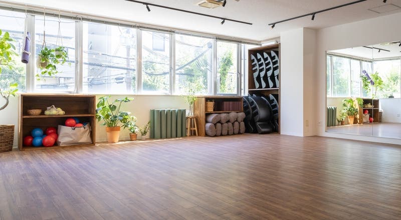阪神西宮駅徒歩3分、JRさくら夙川駅徒歩7分。大きな窓から光が差し込む開放的な空間。ヨガやピラティスに最適な広々スペース