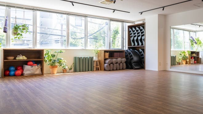 阪神西宮駅徒歩3分、JRさくら夙川駅徒歩7分。大きな窓から光が差し込む開放的な空間。ヨガやピラティスに最適な広々スペースの写真1