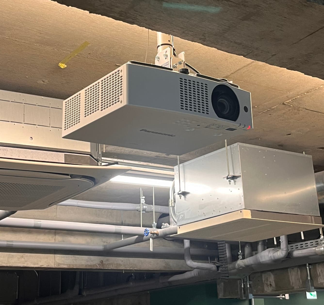 【永田町駅2分・100名対応】忘年会/新年会/セミナーにオススメ｜こだわりのインテリア｜212㎡の広々空間の写真18